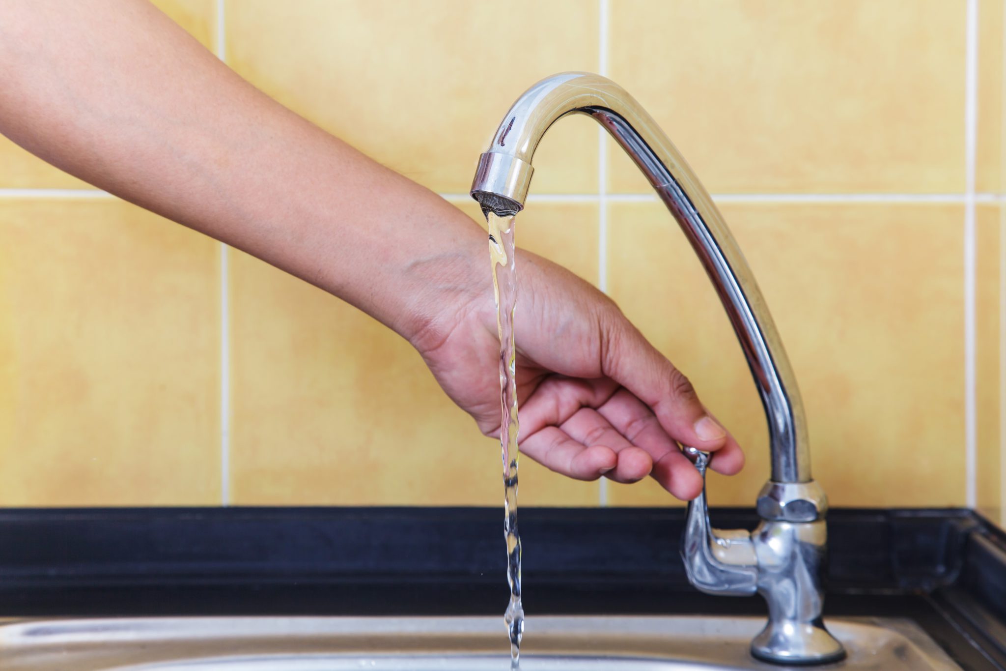 hand-turn-on-and-turn-off-faucet | CIPA: Adm de Condomínios, Venda e ...